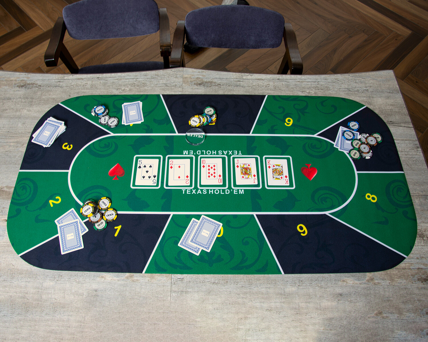 Зеленое сукно универсального размера для игры в покер большой компанией 120х60 см, свернуто в рулон в водонепроницаемой сумке