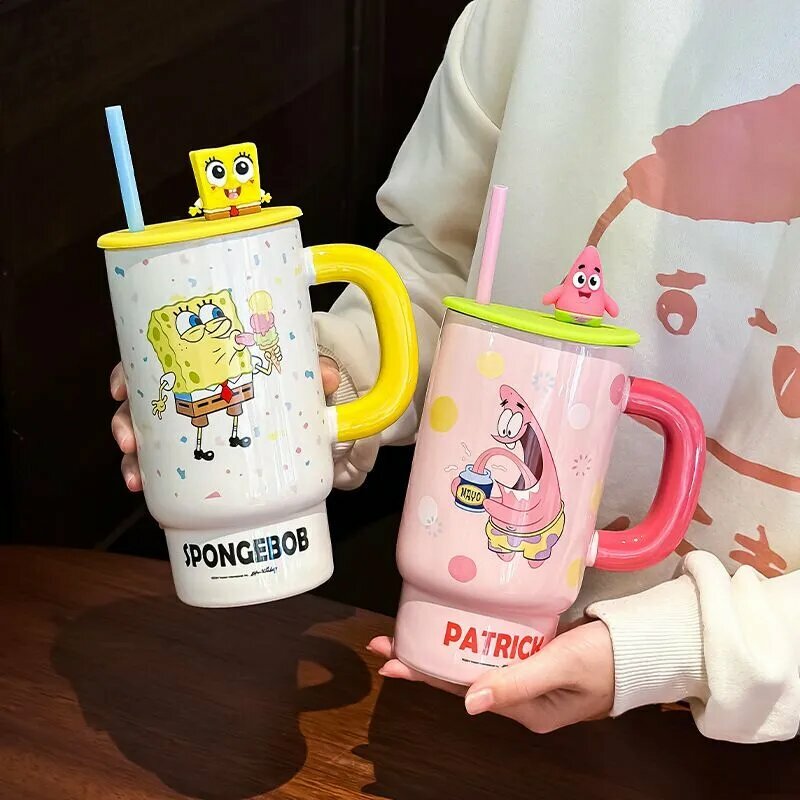 Керамическая кружка MINISO с изображением Губки Боба Квадратные Штаны, с крышкой и трубочкой, 850 мл, подарочный набор.