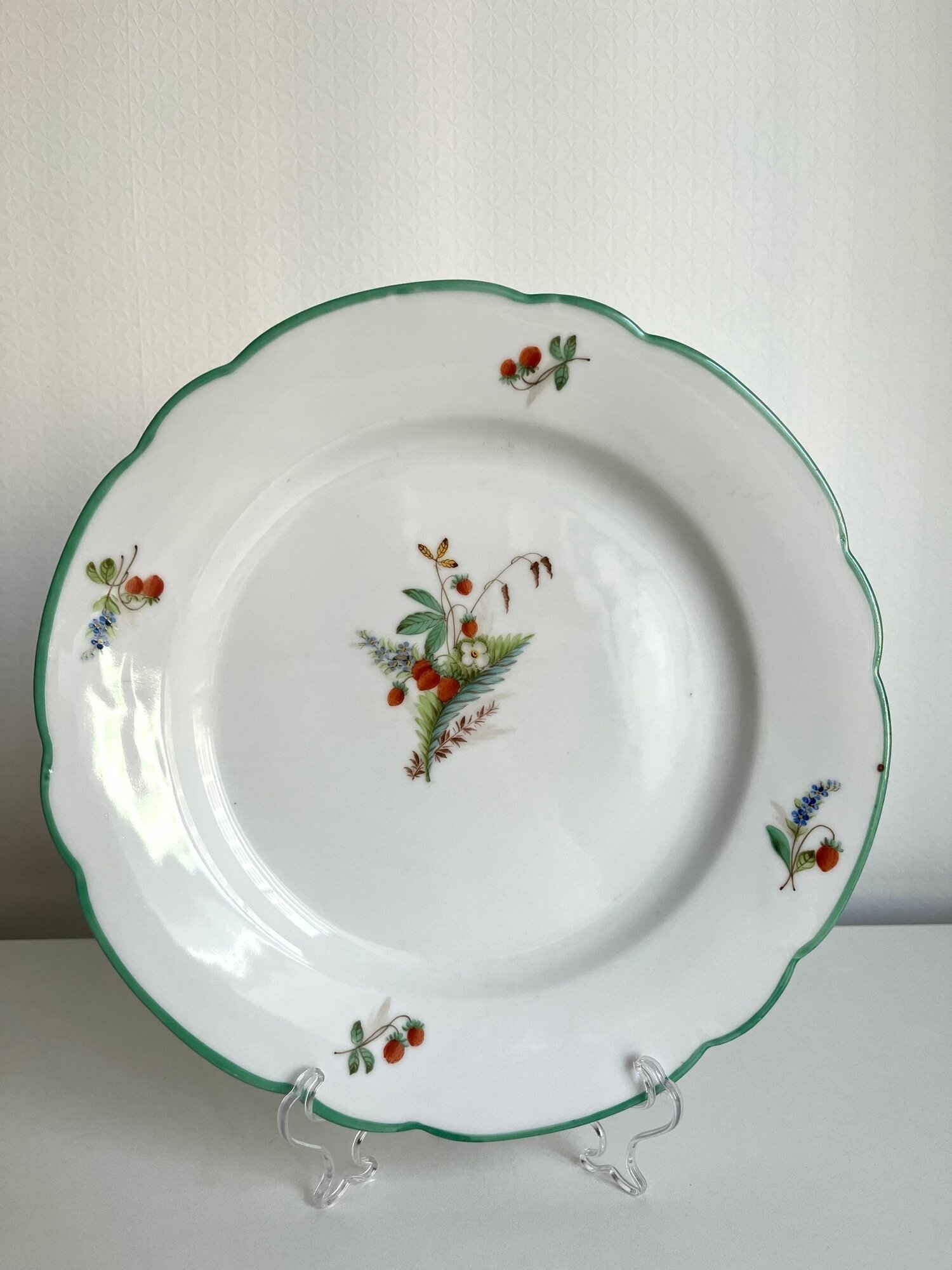 Тарелка "Земляника" Фарфор. Деколь с подрисовкой. E.A. STIFFEL. Легкая трещина эмали