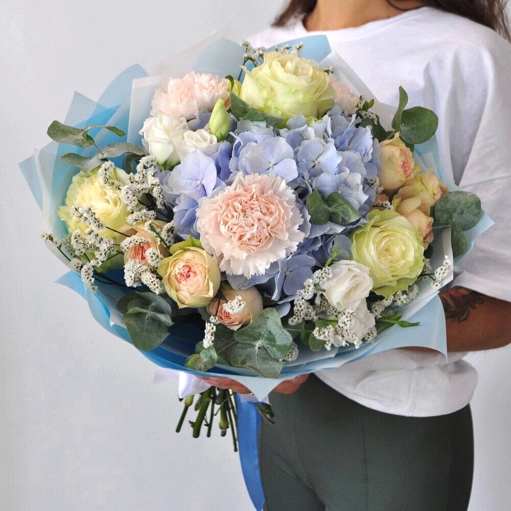 Букет живых цветов Голубая гортензия и розы "Голубое облачко"