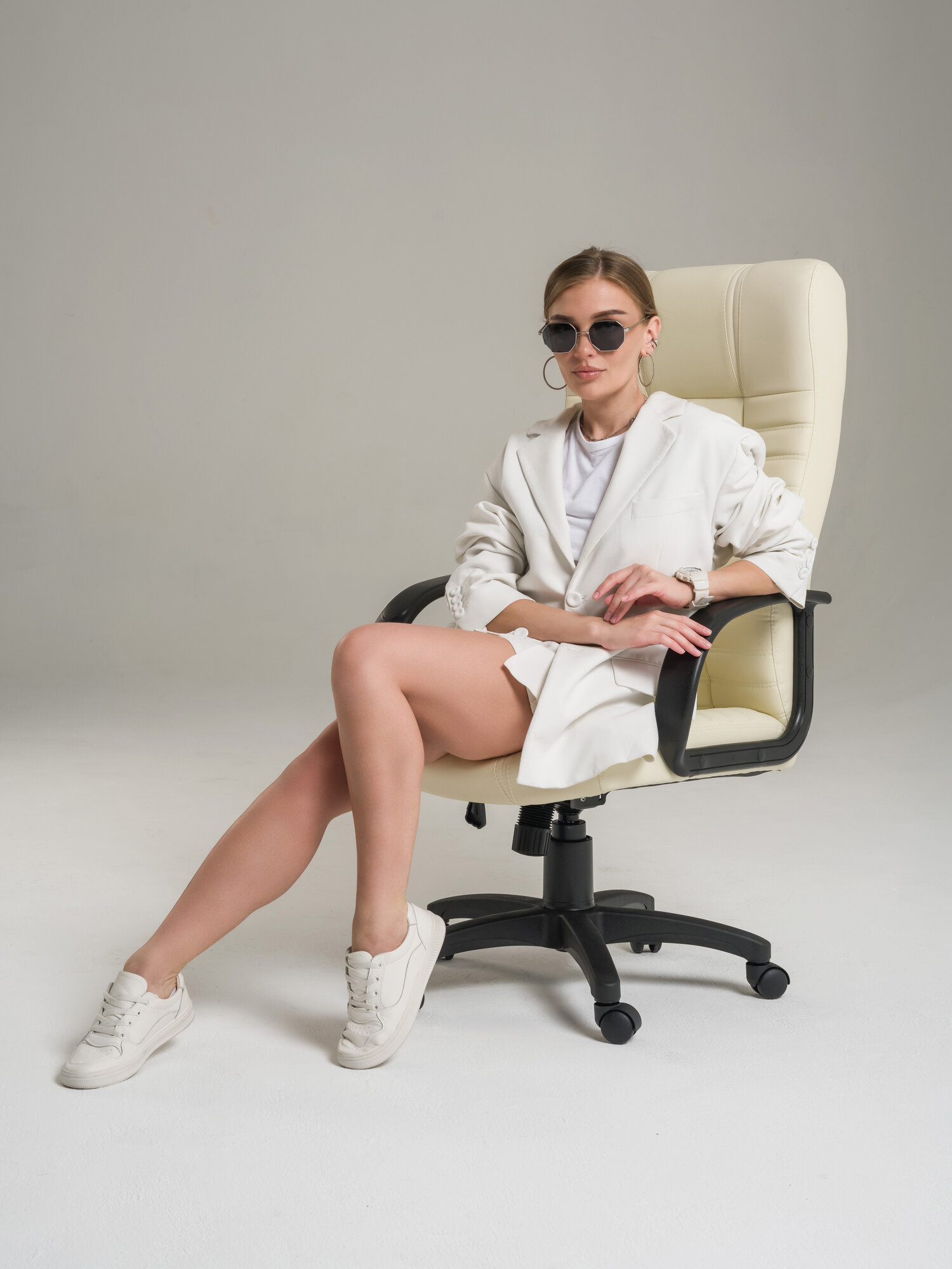 Кресло офисное Атлант-1 для руководителя, обивка экокожа, цвет слоновая кость