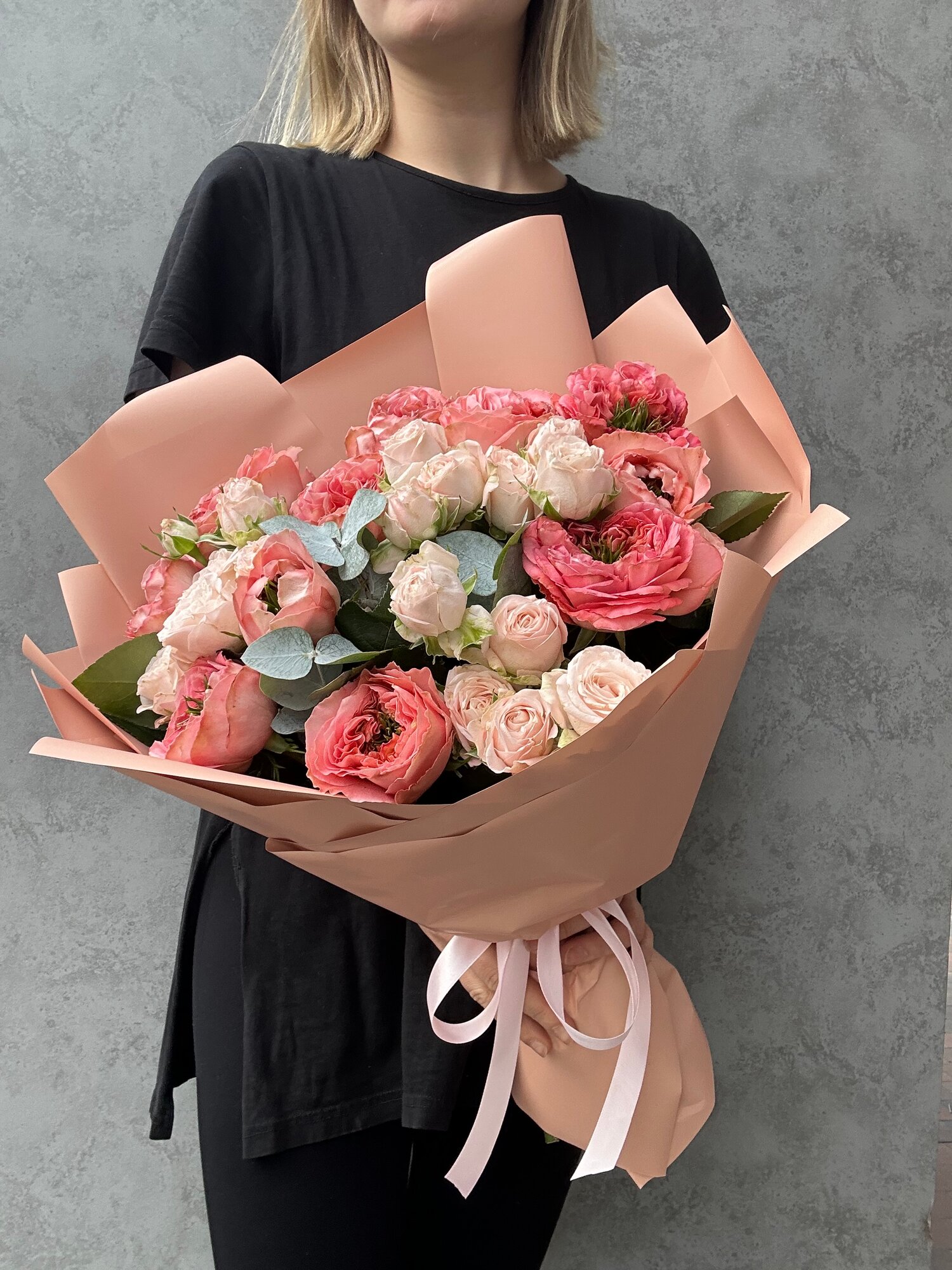 Букет из роз Мандарин и кустовой розочки с добавлением эвкалипта