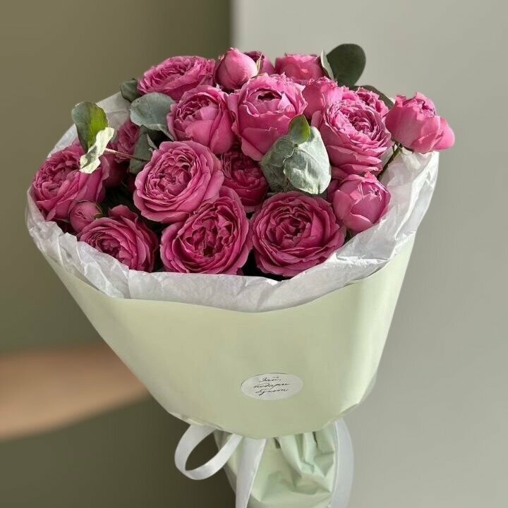 Букет из розовых кустовых пионовидных роз 25 шт и эвкалипта, шикарный, премиум цветы, премиум букет