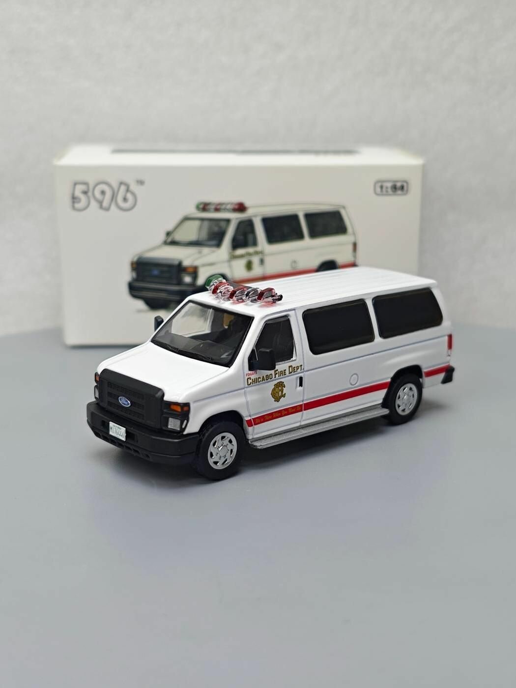 Машинка 596 1/64 Ford E-Series Vans Chicago Fire Dept White Die-cast Alloy Car Model Collection Toy Gift