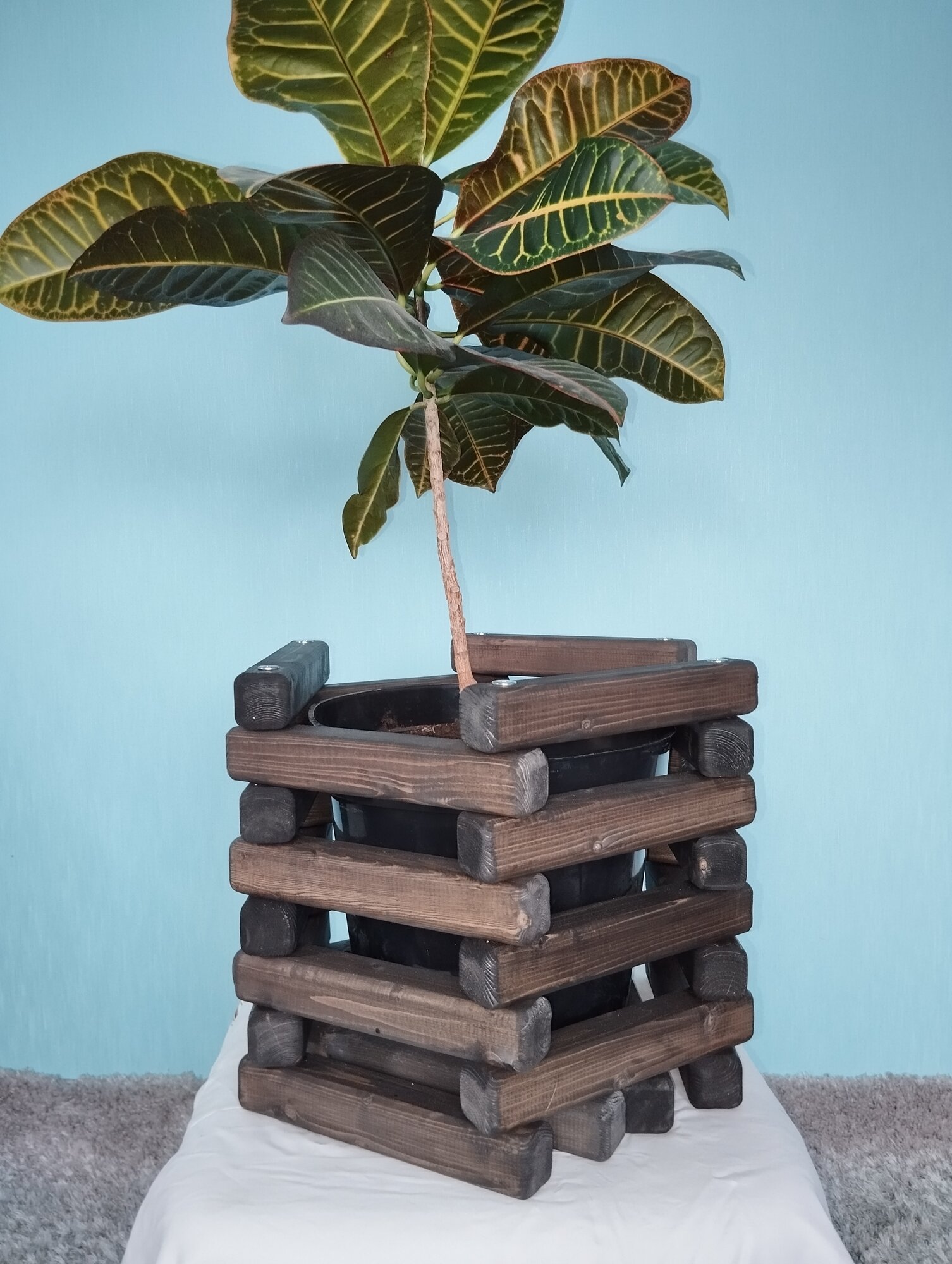 Кашпо из натурального дерева с пластиковым контейнером 10 литров.