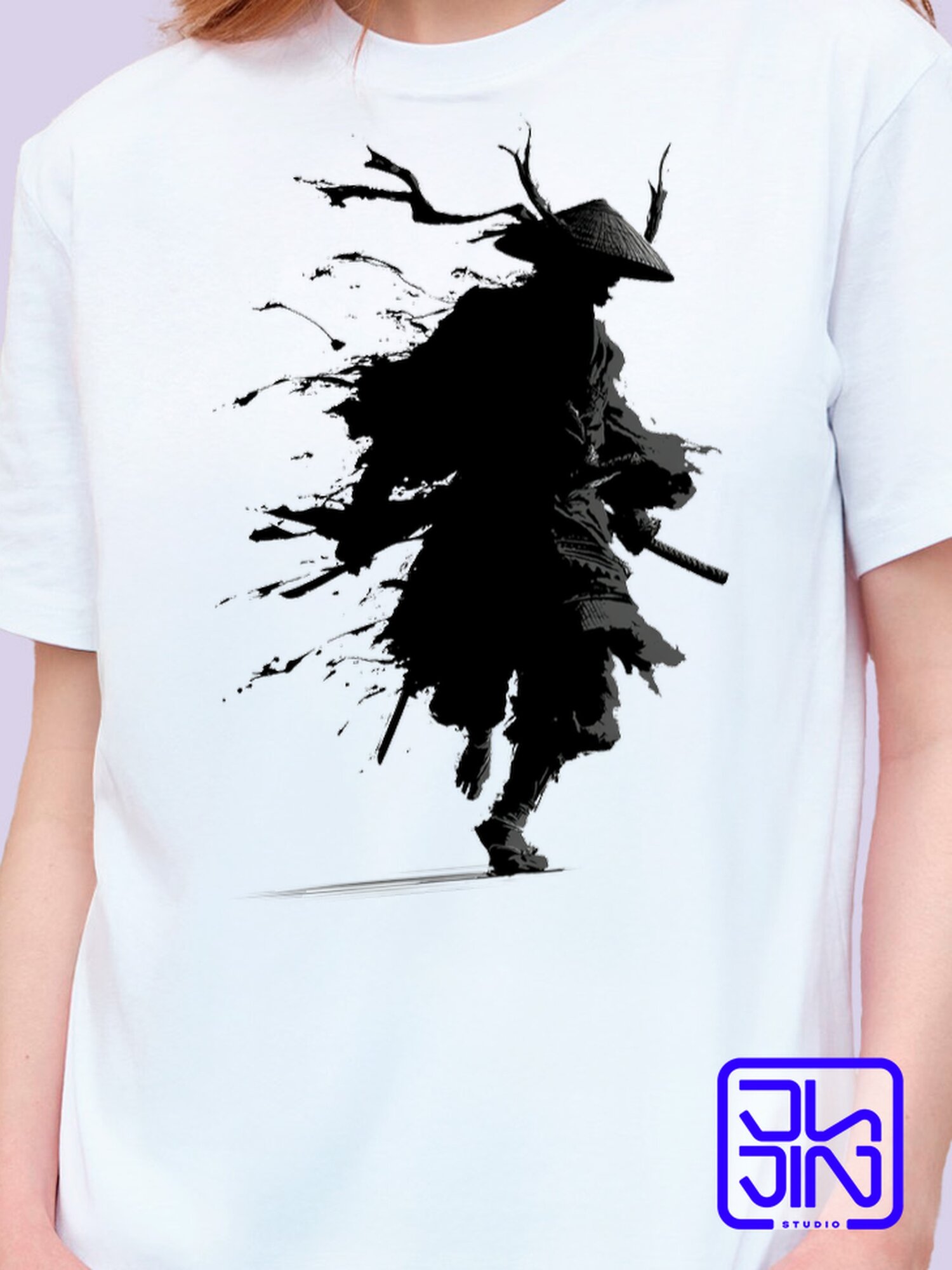 Футболка классическая женская с авторским принтом Самурай аниме в черно-белом стиле с катаной, этнический воин манга, белый хлопковый трикотаж с прикольным рисунком на груди