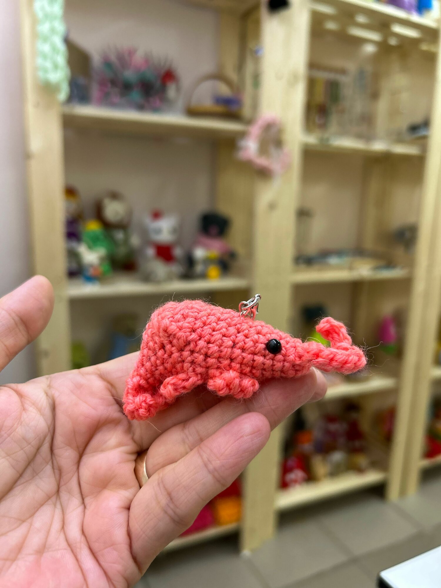 Вязаный брелок креветка. Вязаная игрушка ручной работы