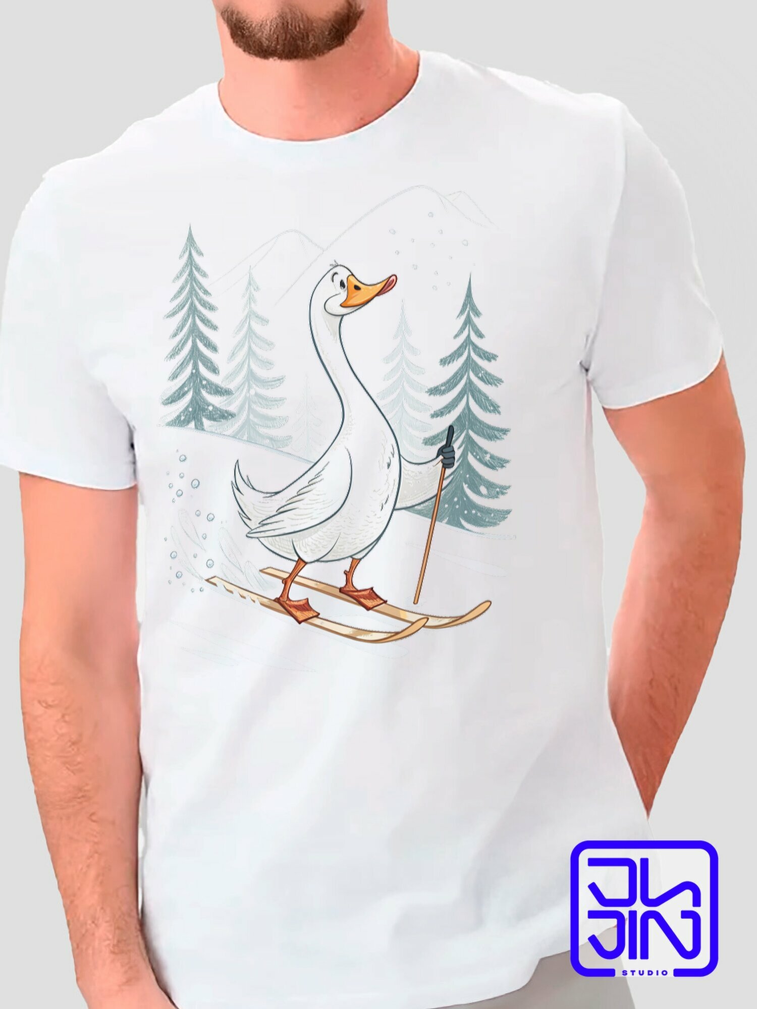 Футболка классическая мужская с авторским принтом Черно-белая графитовая иллюстрация с гусем на лыжах, смешной зимний экстрим мем, белый хлопковый трикотаж с прикольным рисунком на груди