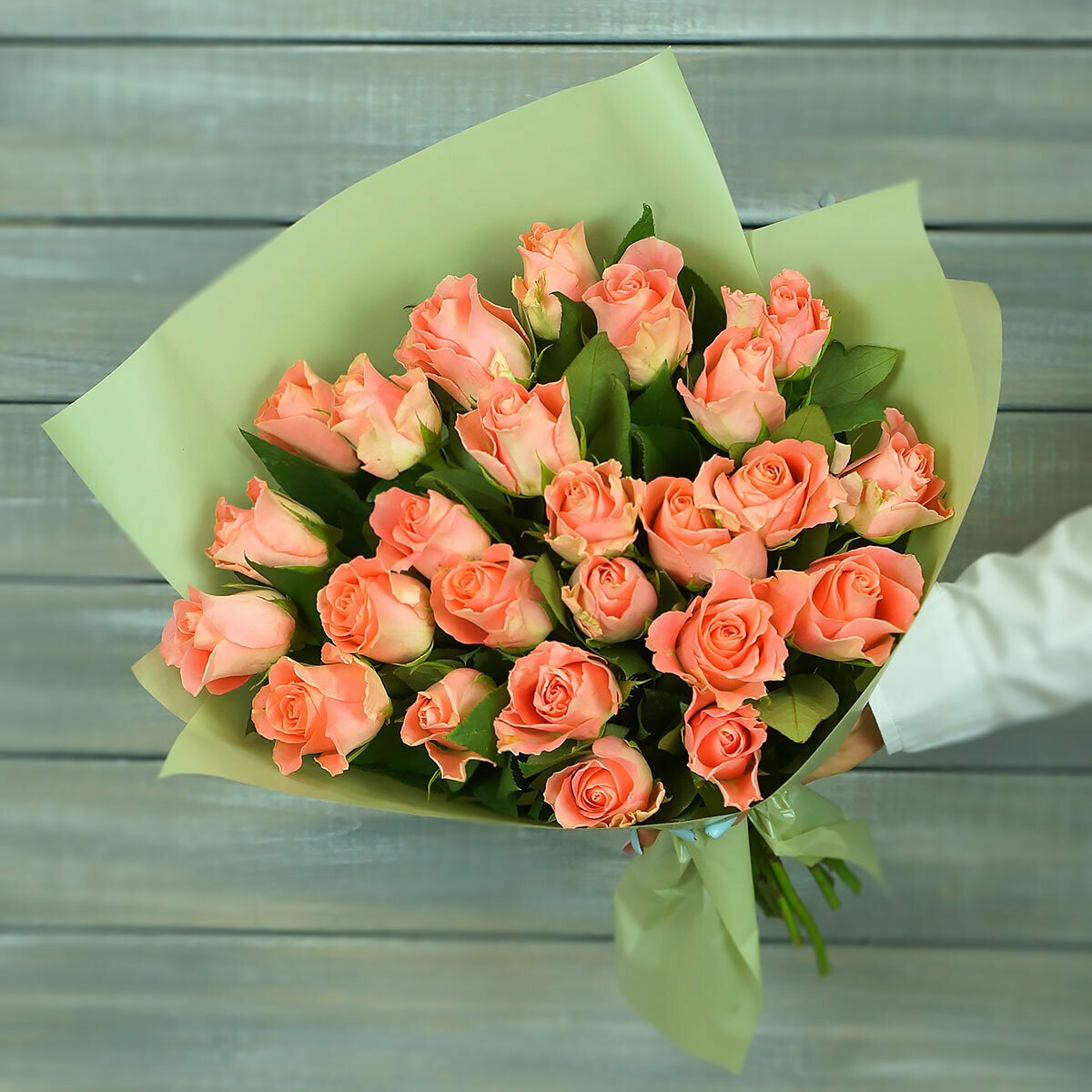 Монобукет Букет Маркет, 25 роз, коралловые, оберточная бумага, высота 40см