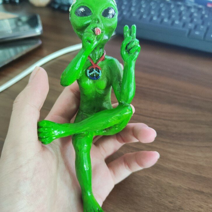 Статуэтка из смолы - Садовая статуэтка-карлик в виде инопланетянина НЛО из смолы