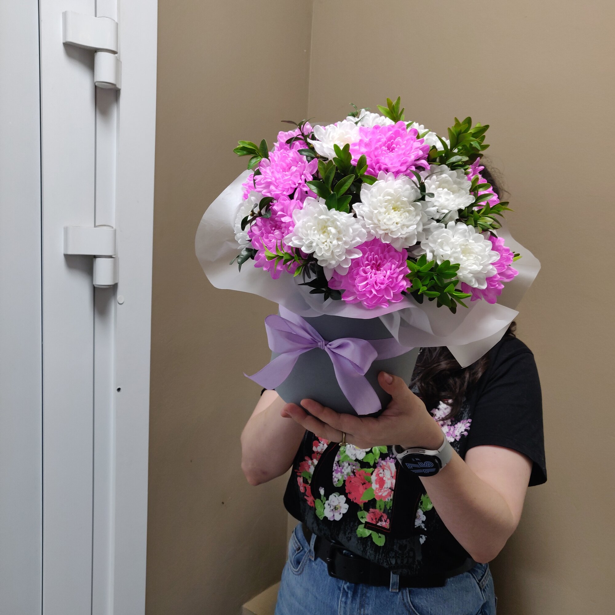 Невероятно яркие, нежные , свежие хризантемы в подарочной коробке.