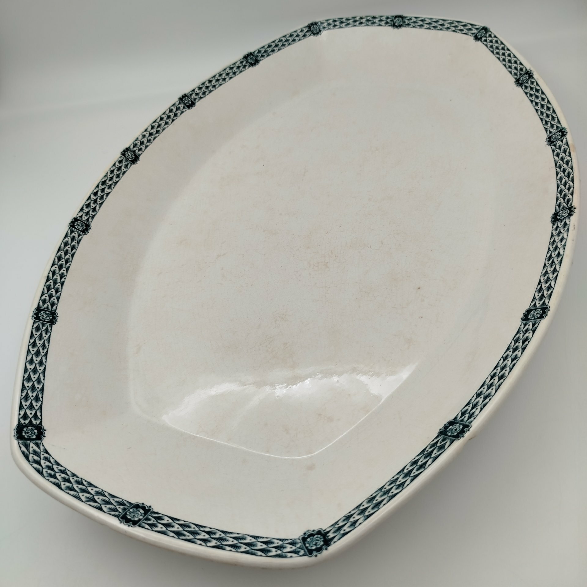 Блюдо с орнаментом вдоль борта, фаянс, деколь