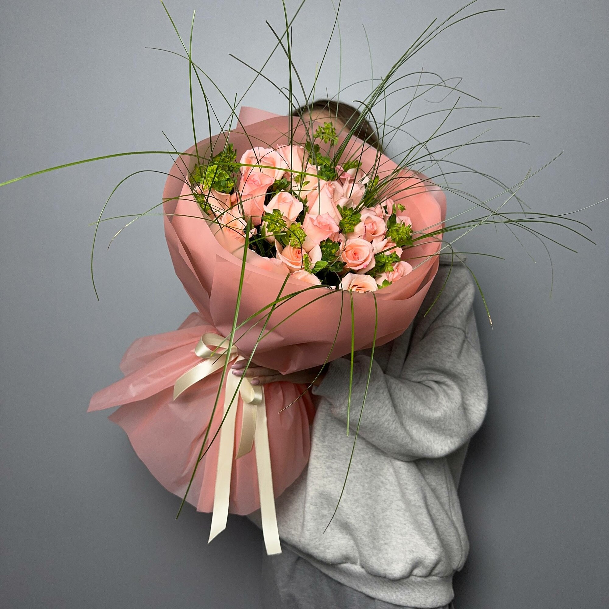 FRESH FLORA Букет «Розовый полёт» – 25 эквадорских роз 60 см с буплерумом для особого признания с доставкой