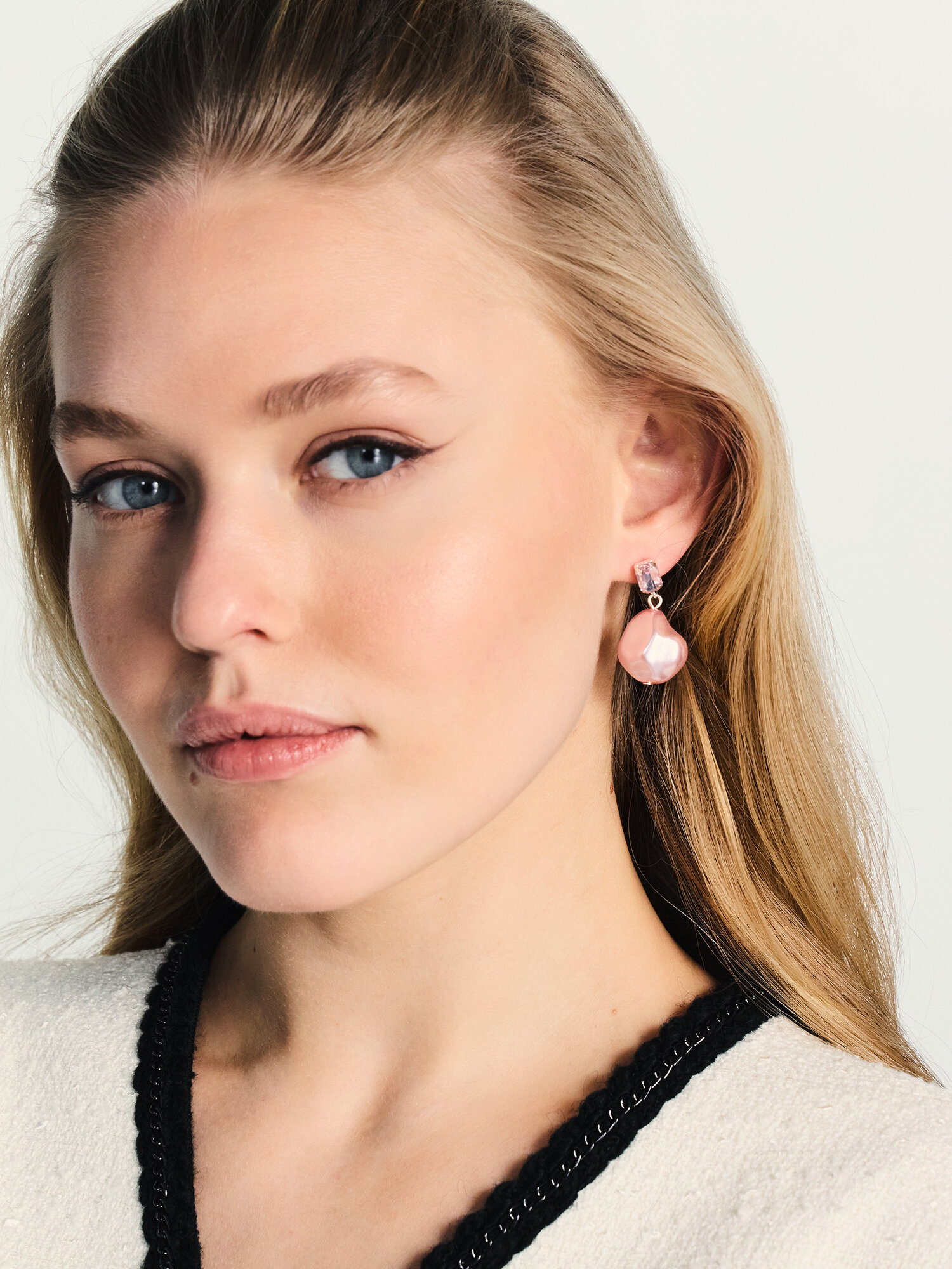 Серьги с подвесками, пластик, стекло