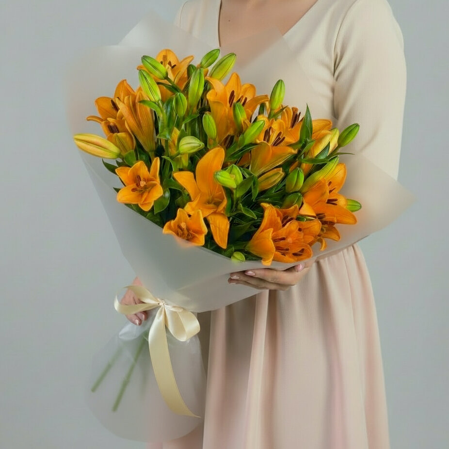 Букет Мегацвет24, "Оранжевые лилии", 15 цветов, дизайнерская упаковка