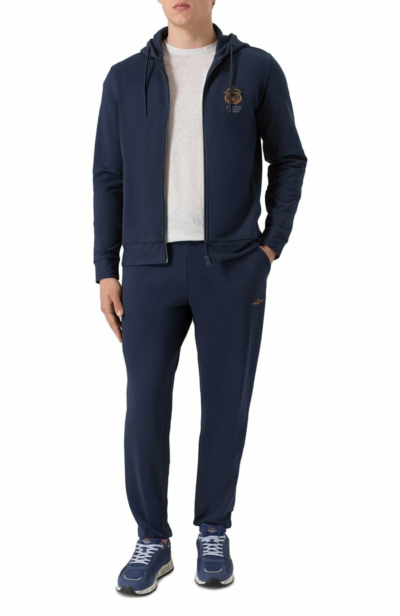 Костюм спортивный