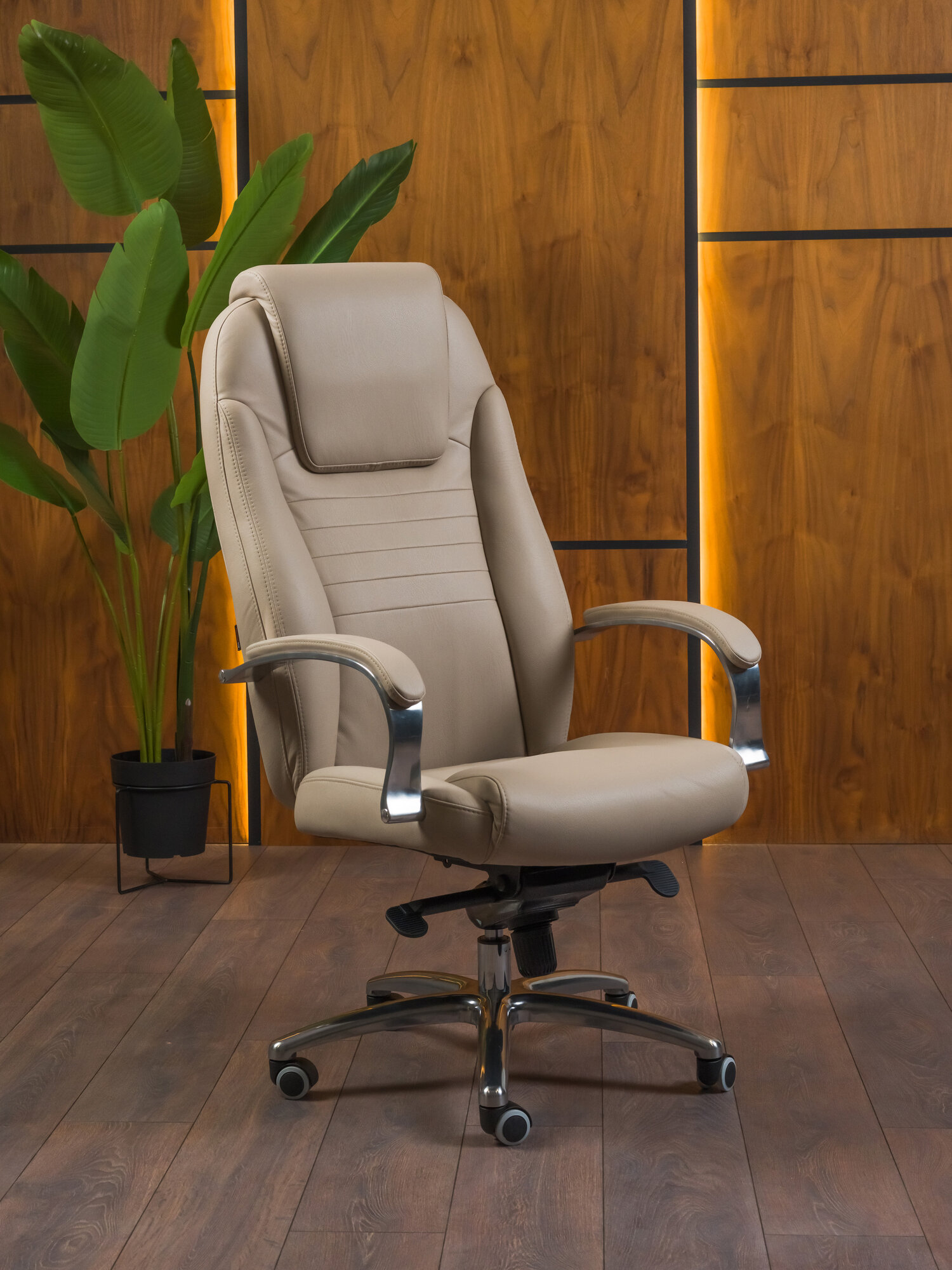 Кресло офисное Т-9923 светло-серое, экокожа, хромированное с прорезиненными колесиками