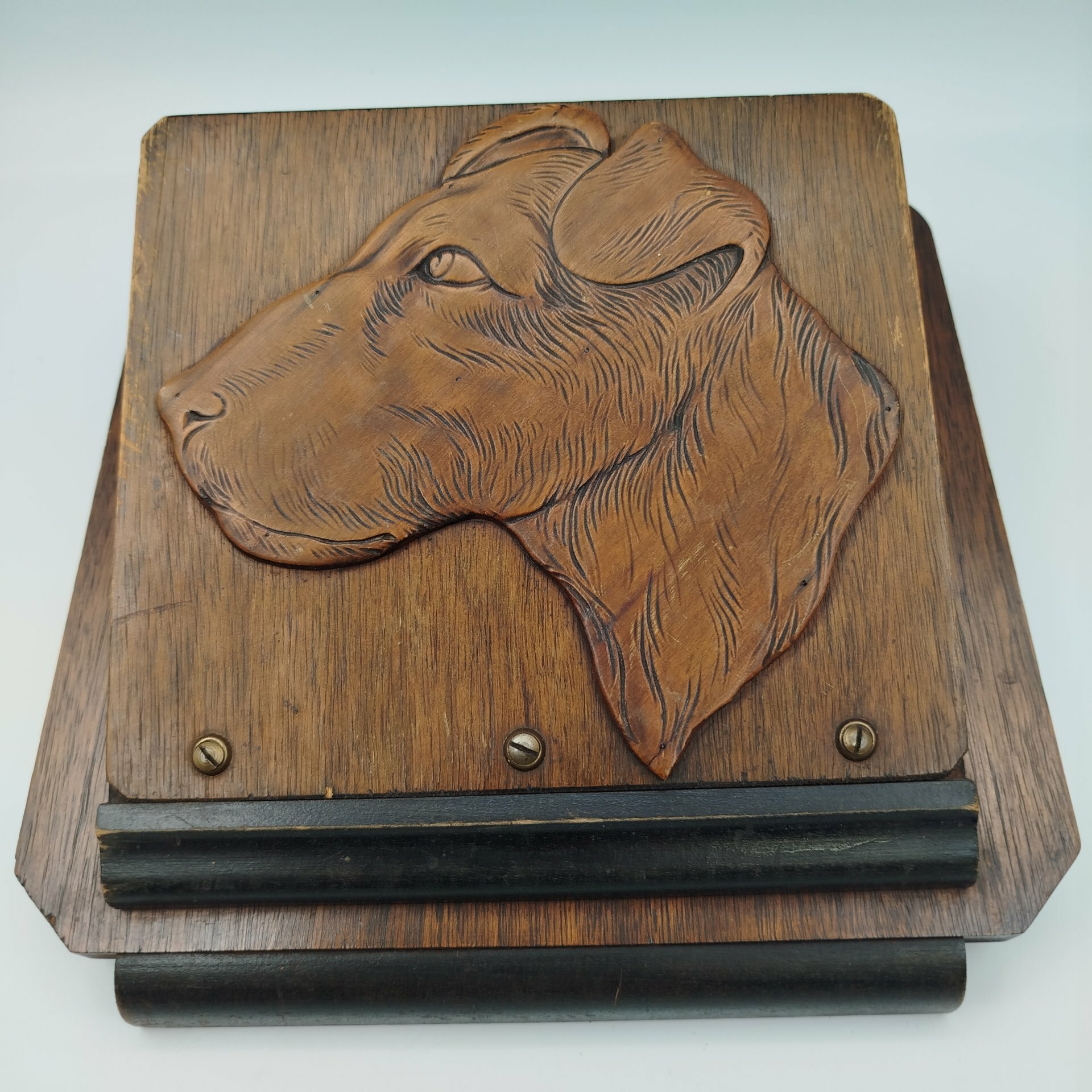 Газетница подвесная (полка для газет), декорированная профилем терьера, дерево