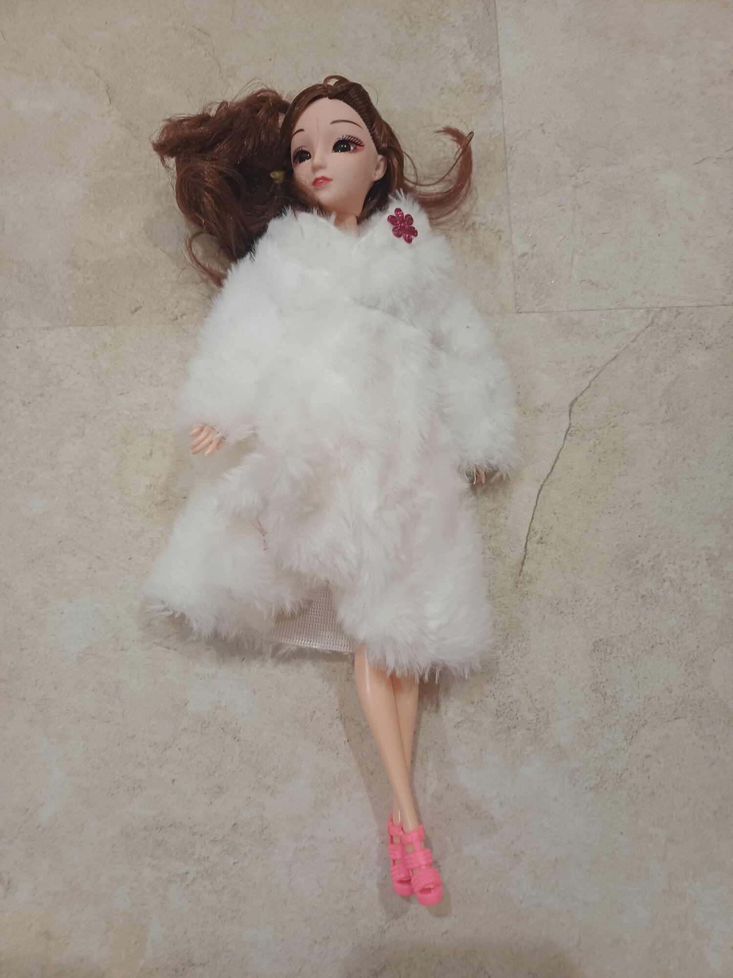 Кукла в белой шубке, шатенкаи в розовых туфлях
