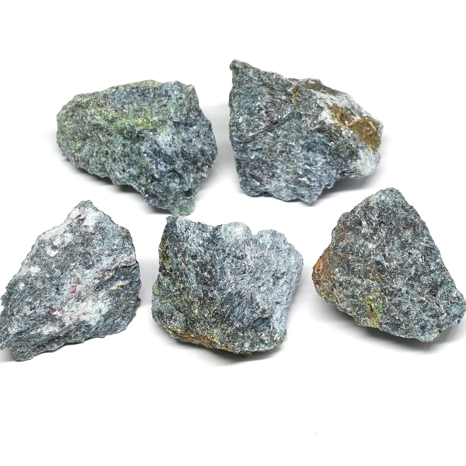 Минерал кианит в фуксите 47*38*22мм .