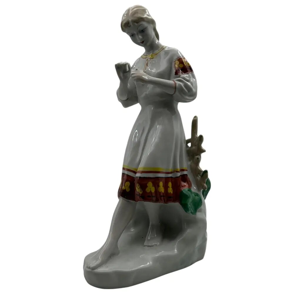 Фарфоровая статуэтка "Любит - не любит", автор Жникруп О. Л, 1973-1991 гг, Полонне, СССР (14) скол)