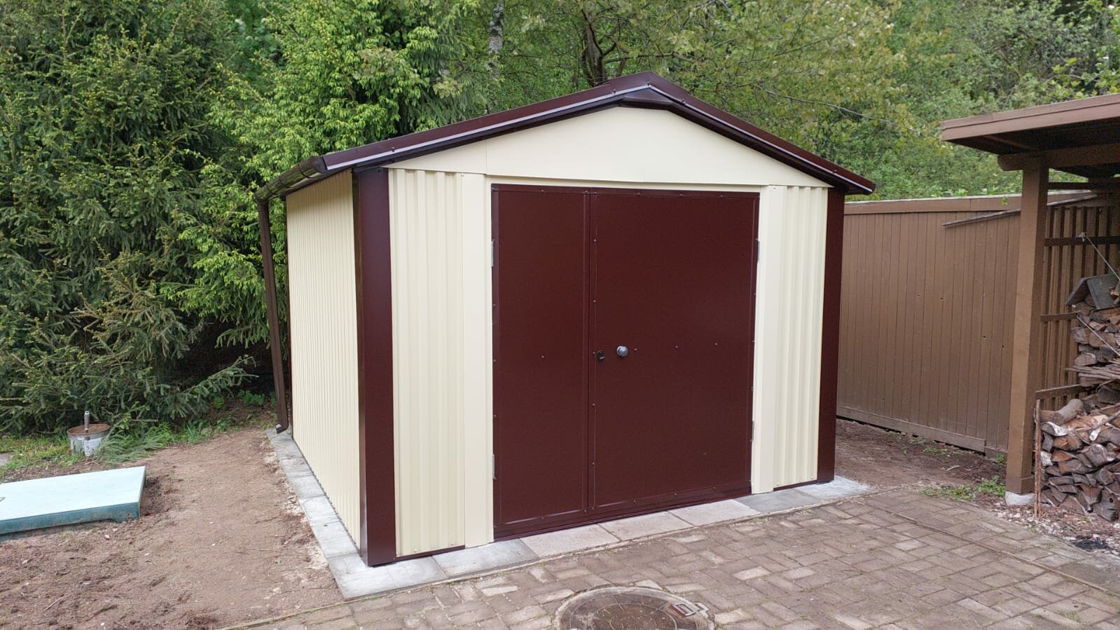 Хозблок со сборкой ширина 3,07м глубина 2,85м, двери распашные 180см, без пола.