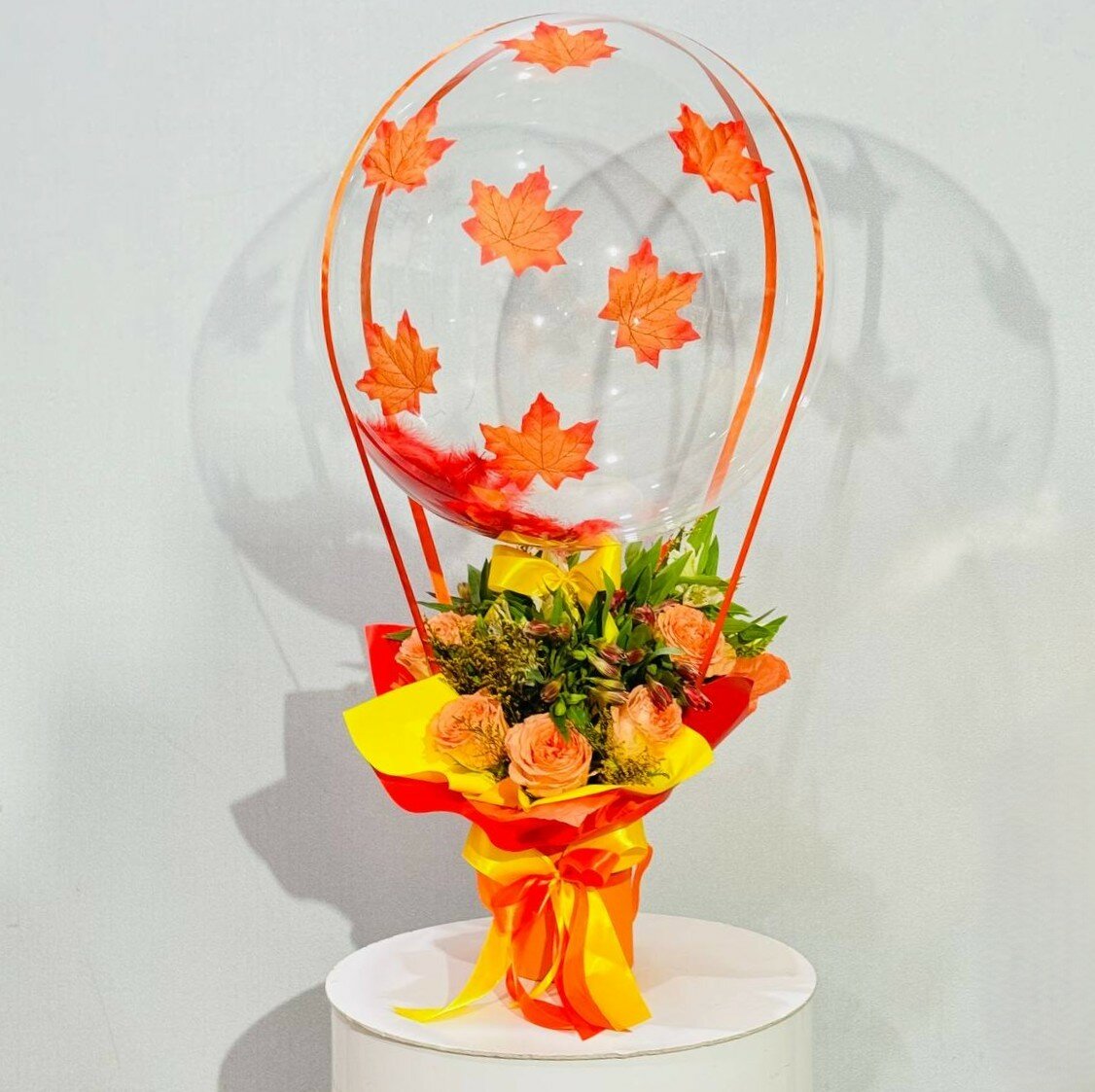 Букет с шаром баблс для учителя на 1 сентября День знаний. Цветы роза эквадор, альстромерия