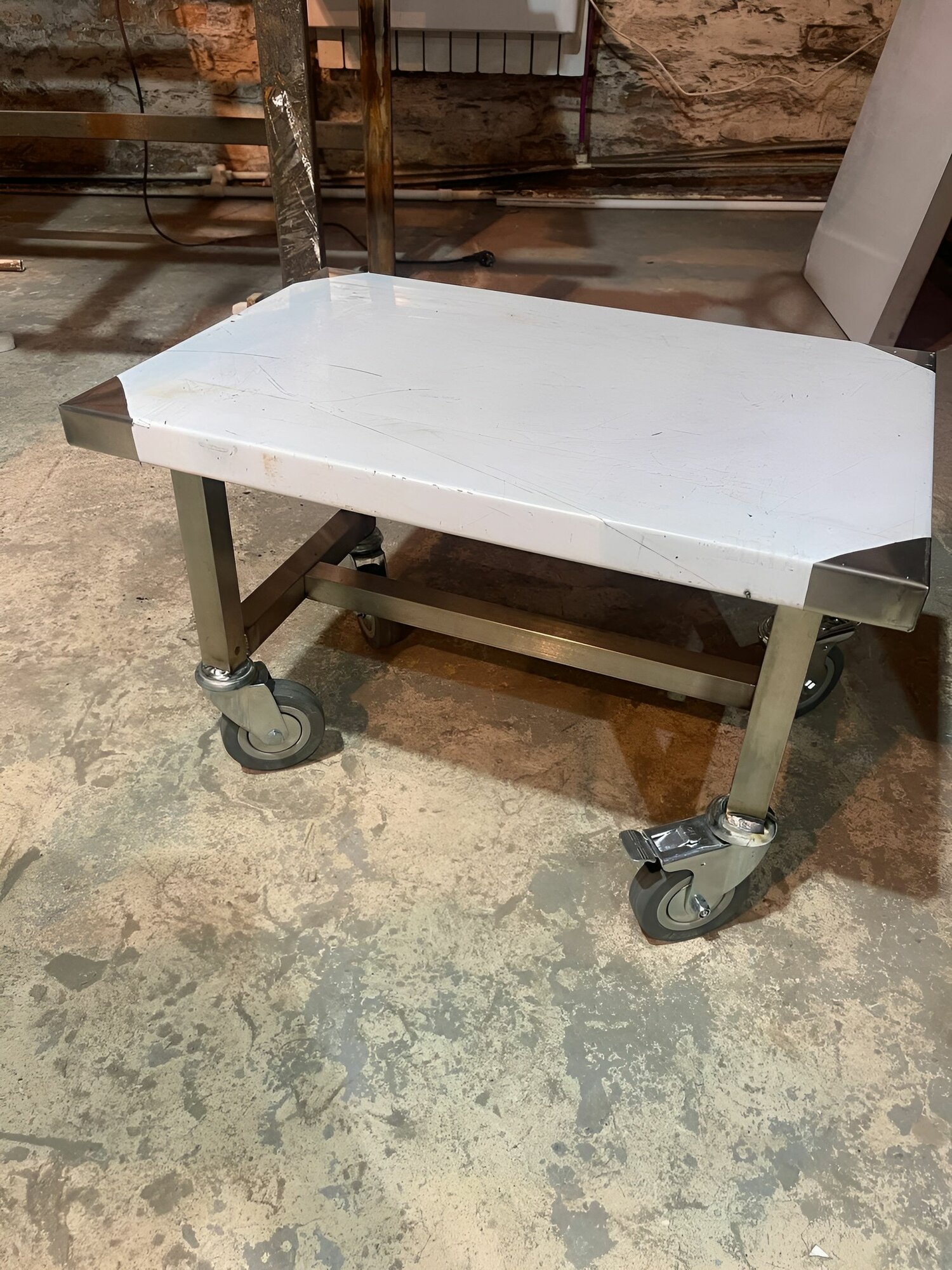 Подтоварник из нержавейщей стали на колесах