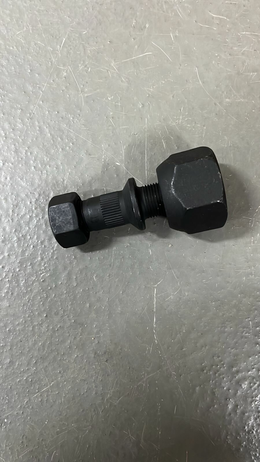 Шпилька колеса передняя правая в сборе с гайкой Hyundai HD65 HD72 HD78 ZEVS