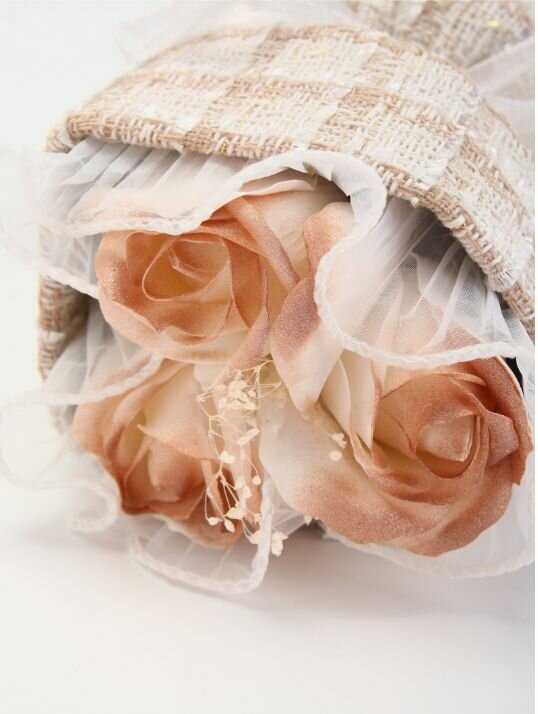 Букет из трех бежевых мыльных роз