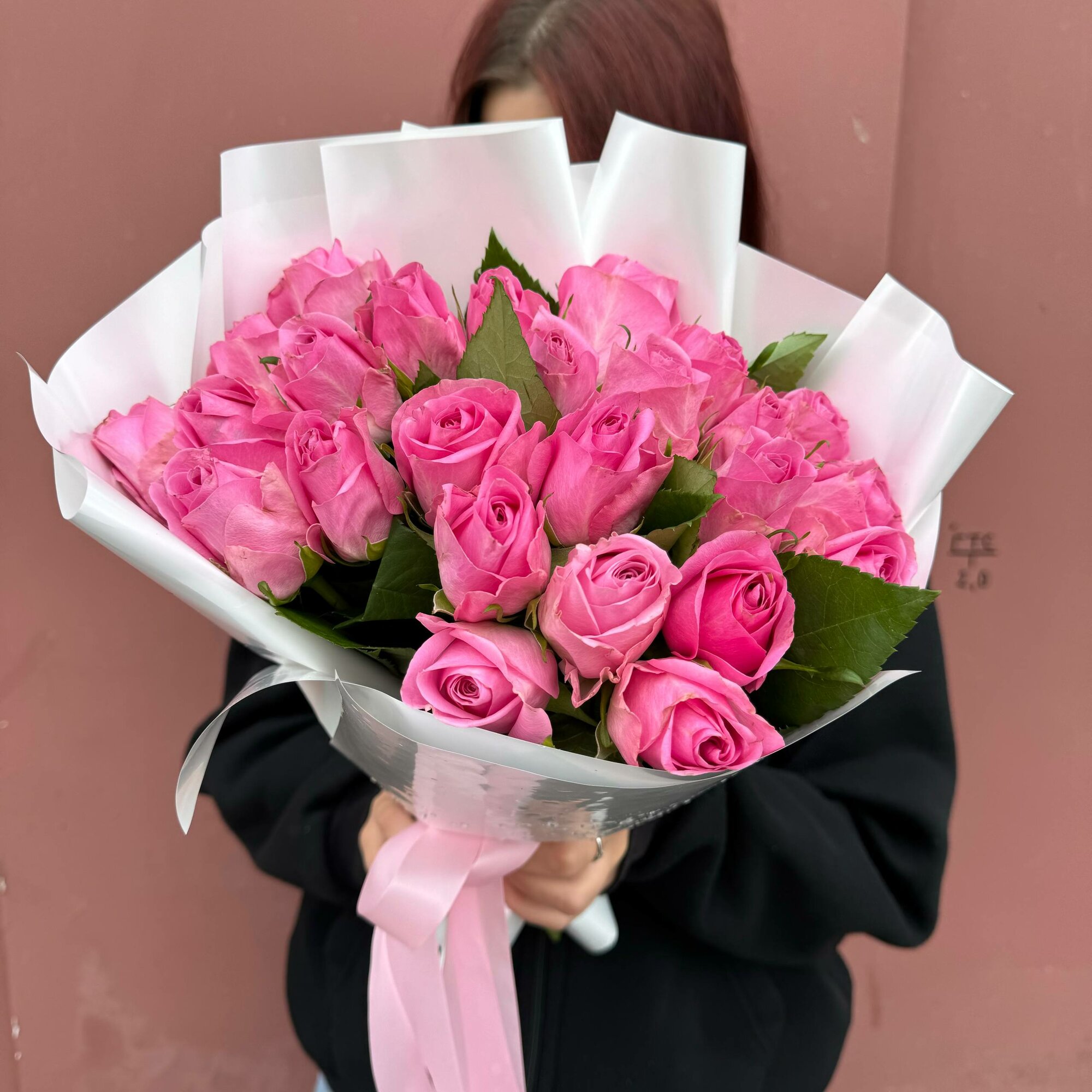 Букет из 25 роз Кения Шарлиз 40см