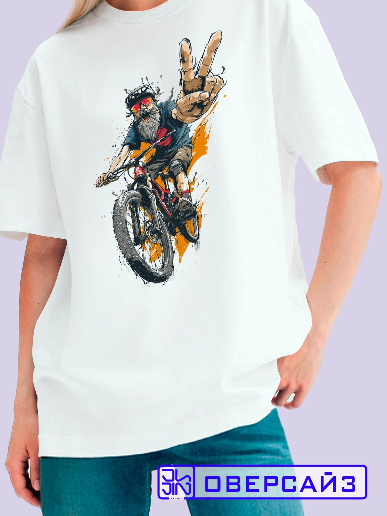 Футболка оверсайз женская с принтом Крутой черно-красный велосипедист в оранжевых уличных красках экстрима, белый хлопковый трикотаж с прикольным рисунком на груди