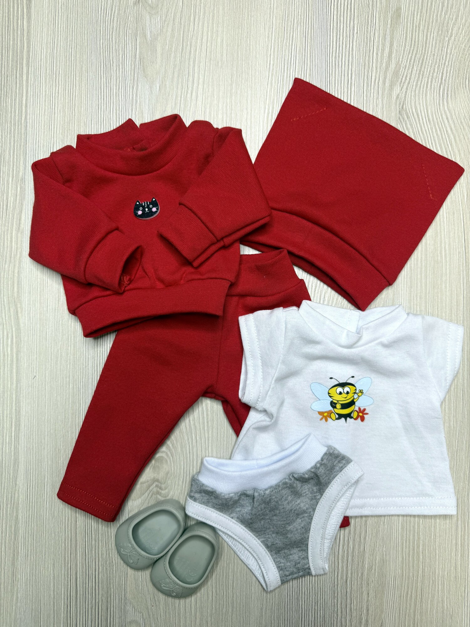 Набор одежды из 5 предметов и обувь для пупса 43 см: шапка, свитер, брюки, трусы, футболка и туфельки