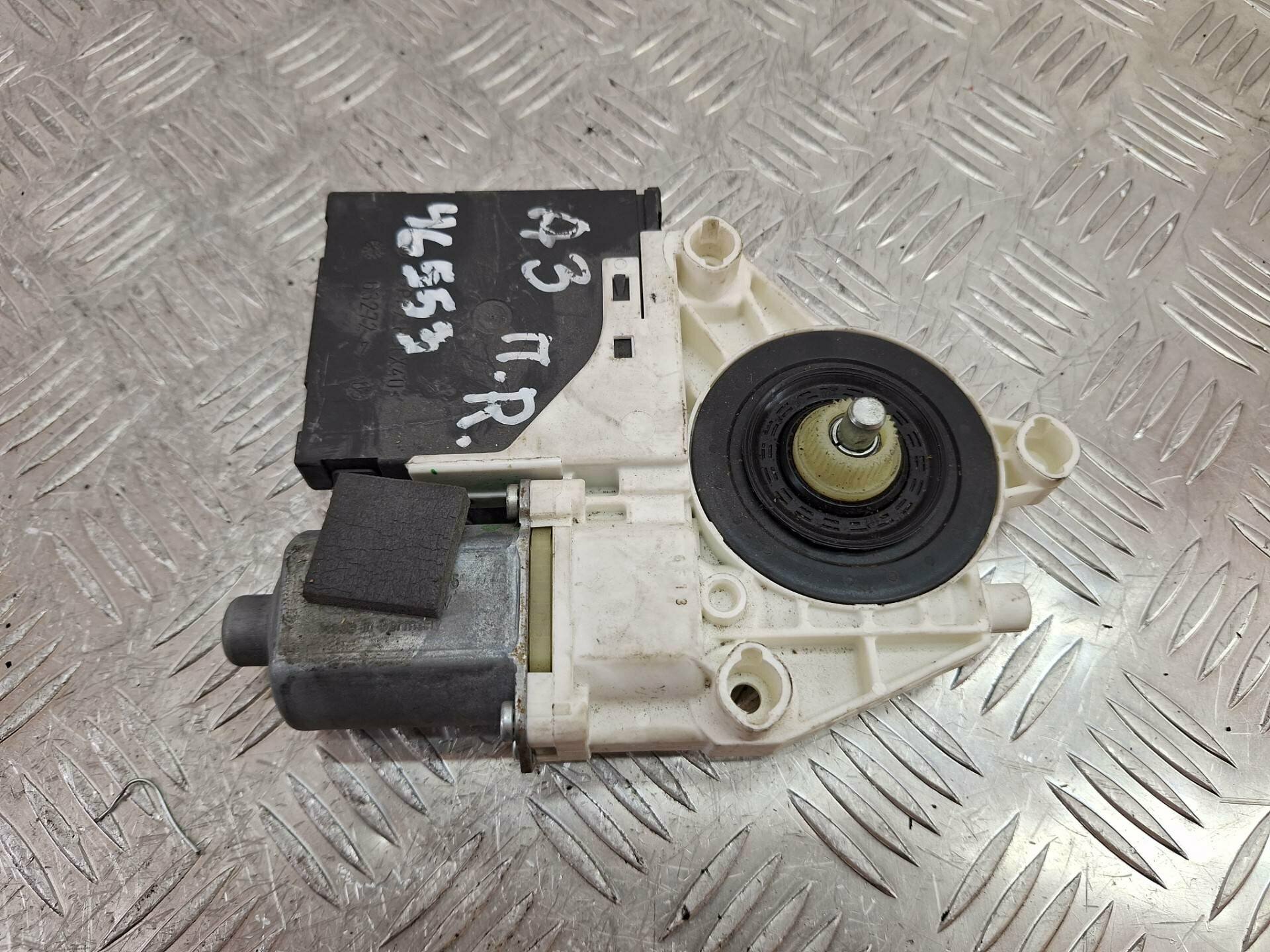 Моторчик стеклоподъемника передний правый Audi A3 8P 2-й рест. 2009 8P0959802K