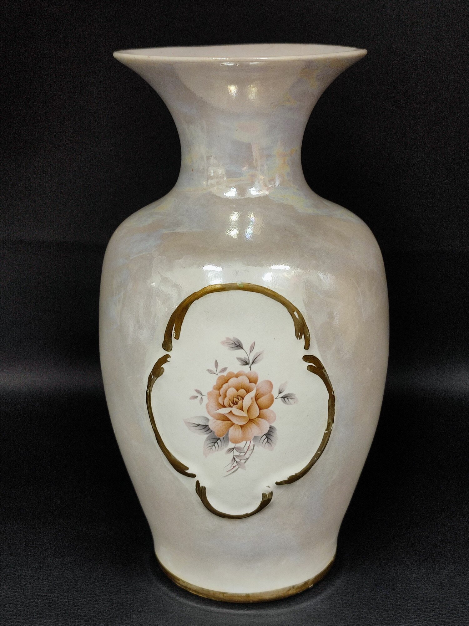 Ваза фарфоровая перламутр СССР высота 22 см