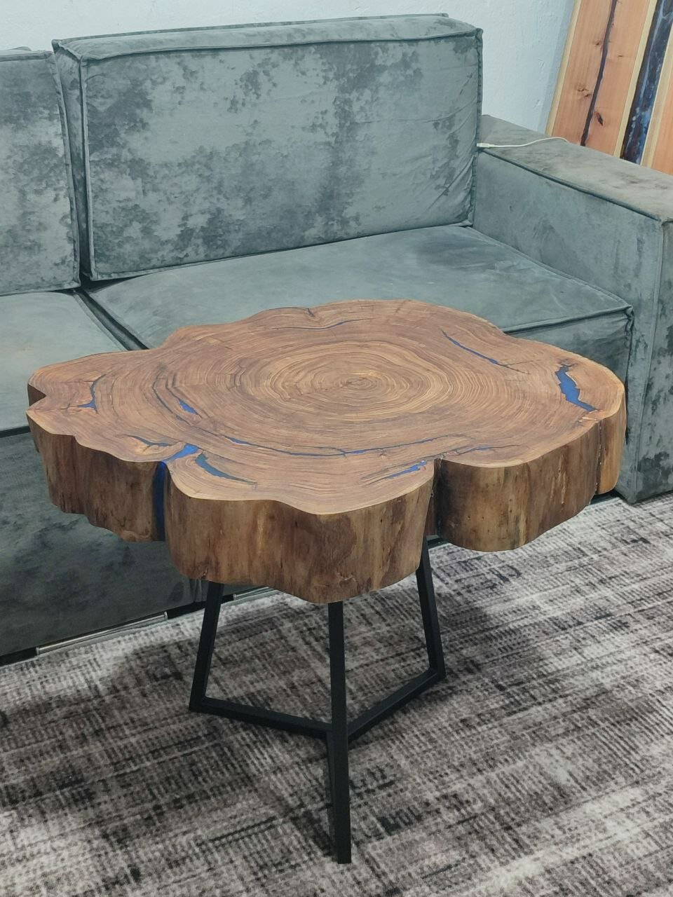 Журнальный стол ручной работы из эпоксидной смолы и массива акации 84x76x55 ART-SLEB