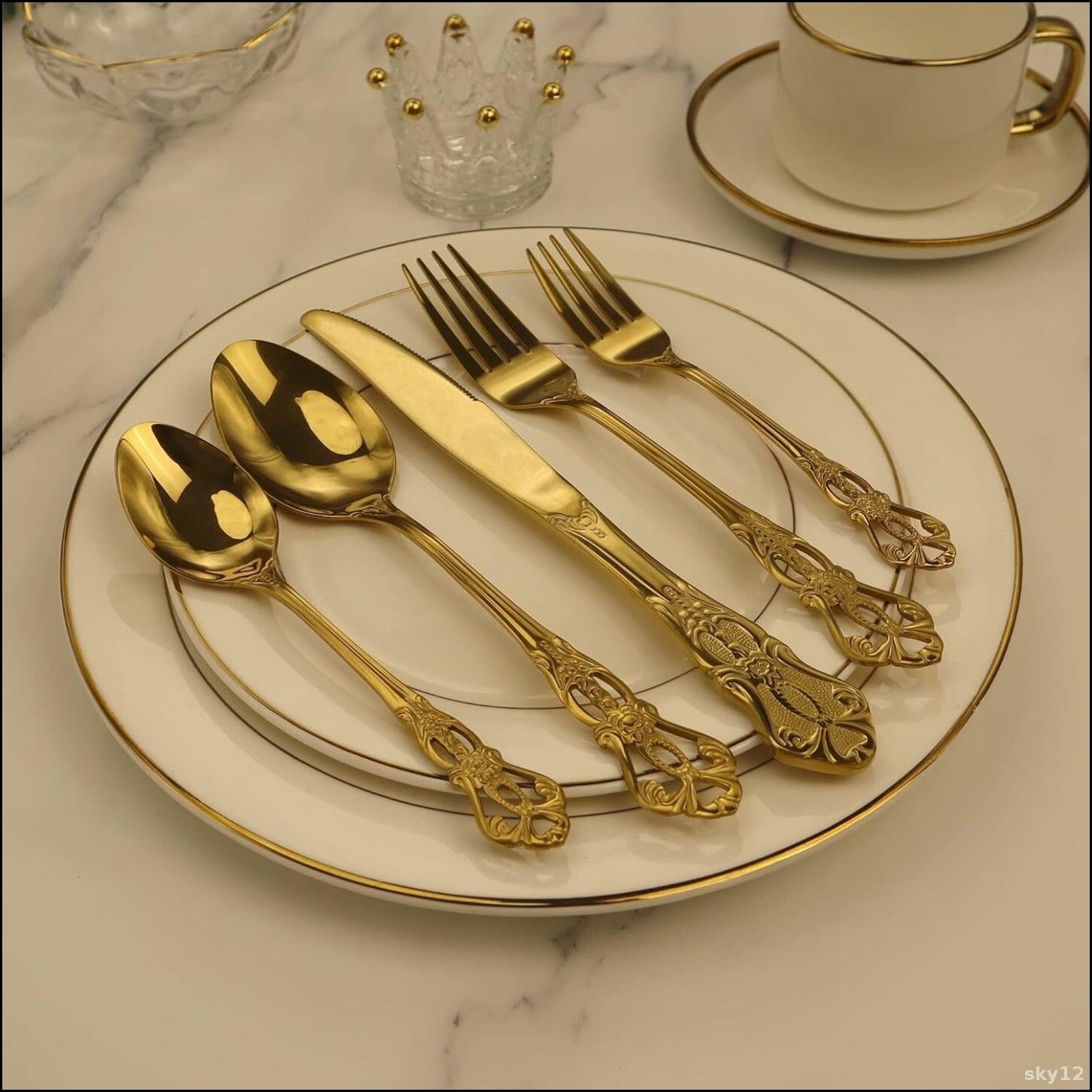 Эксклюзивный набор из 5 предметов в ретрокоролевском стиле, столовые приборы выполнены в серебряном оттенке с повышенной устойчивостью к коррозии