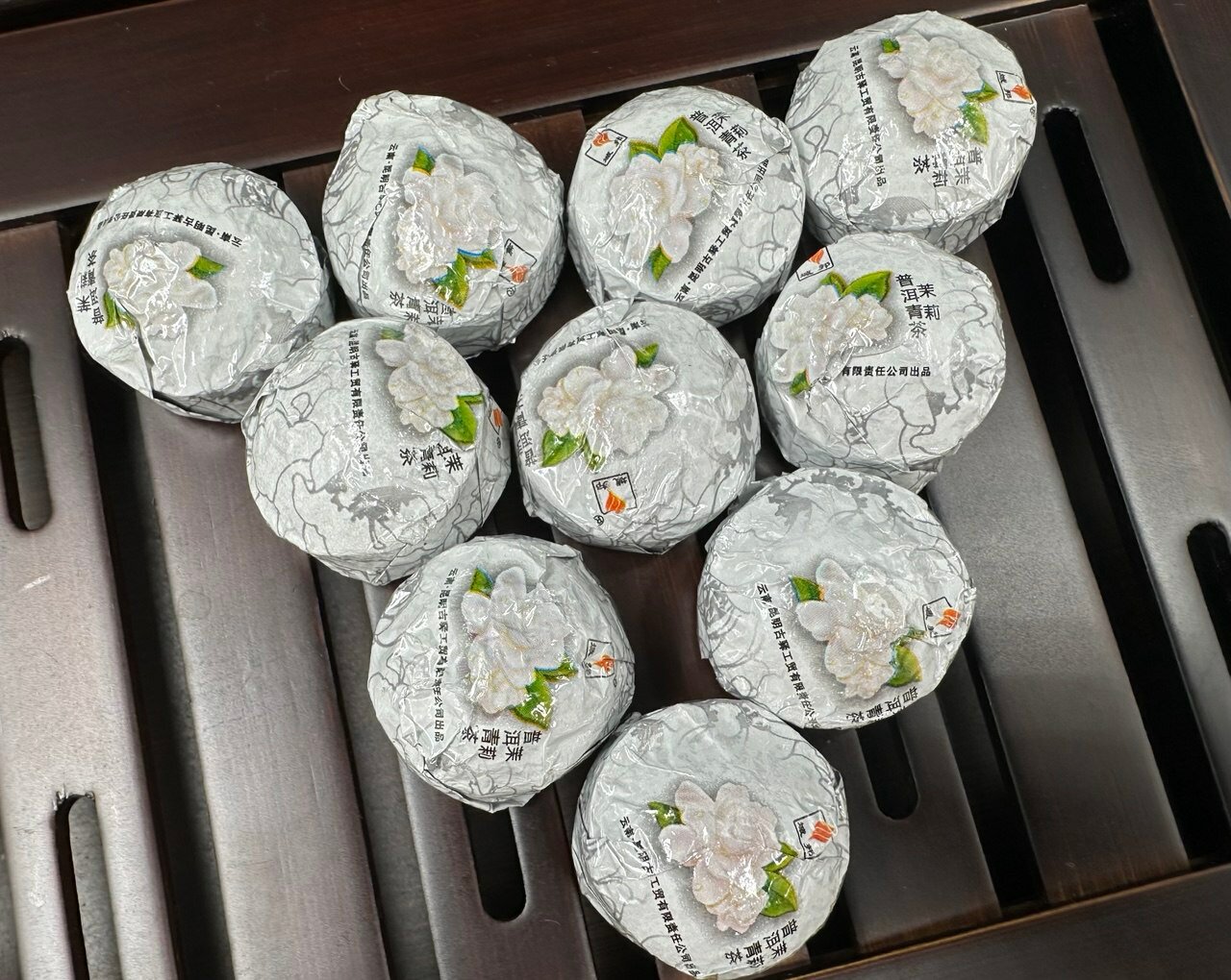 Китайский чай шен пуэр с жасмином, прессованный в форме мини-точа, набор 10 штук. Выдержанный чай 2018 года.