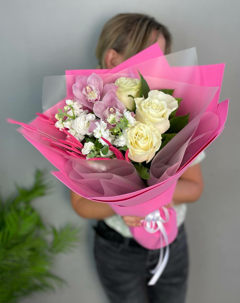 Сборный букет из роз и орхидей BOTANIQUE FLOWER, маттиола, упаковка фоамиран / подарочный букет цветов с доставкой