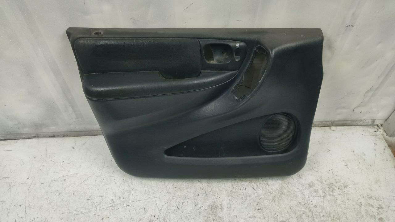 Обшивка двери передней левой Dodge Caravan 4 (2000 - 2007)