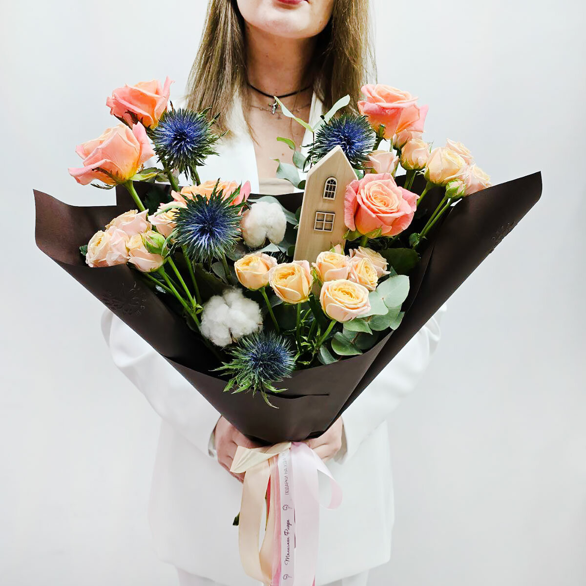 Дом родной букет из роз и хлопка, эрингиума от Талисман флора