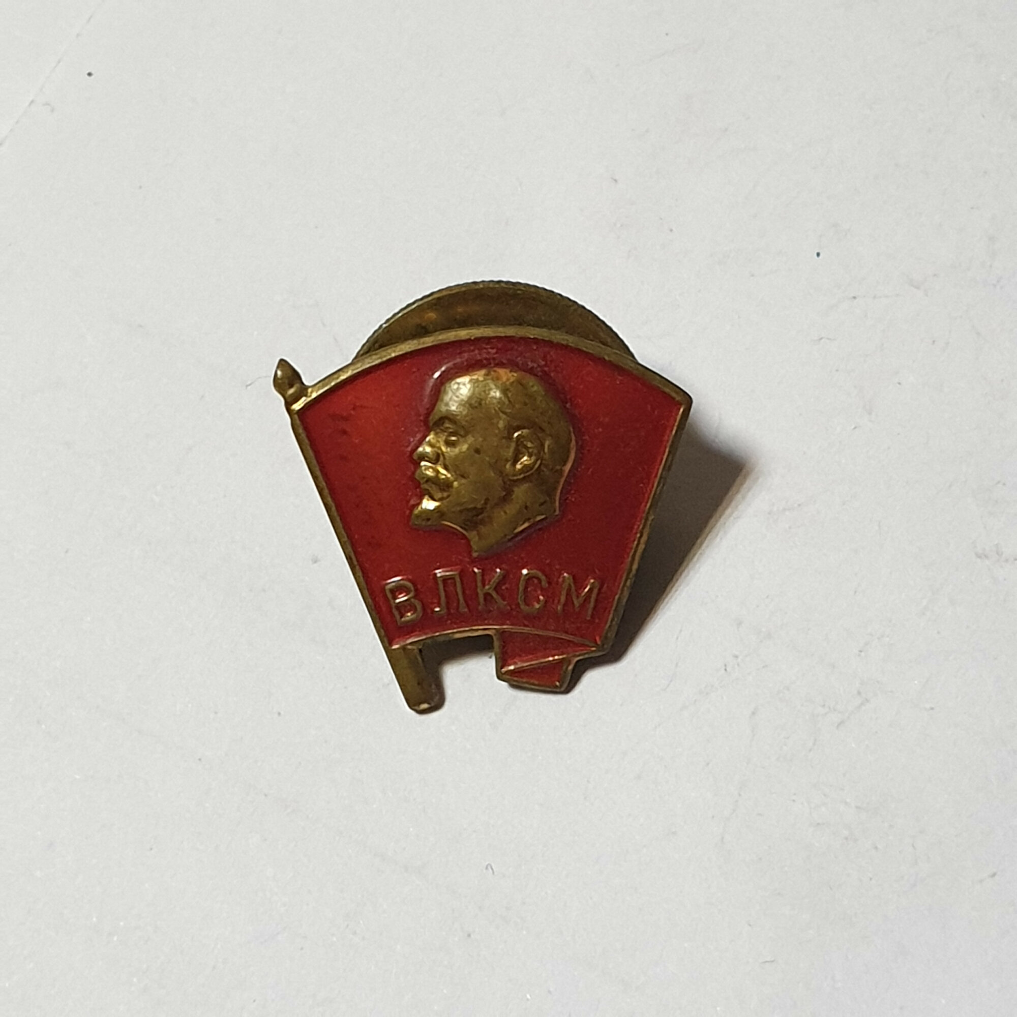 Значок СССР, влксм с профилем Ленина, красный цвет, значимый коллекционный предмет, советский, винта