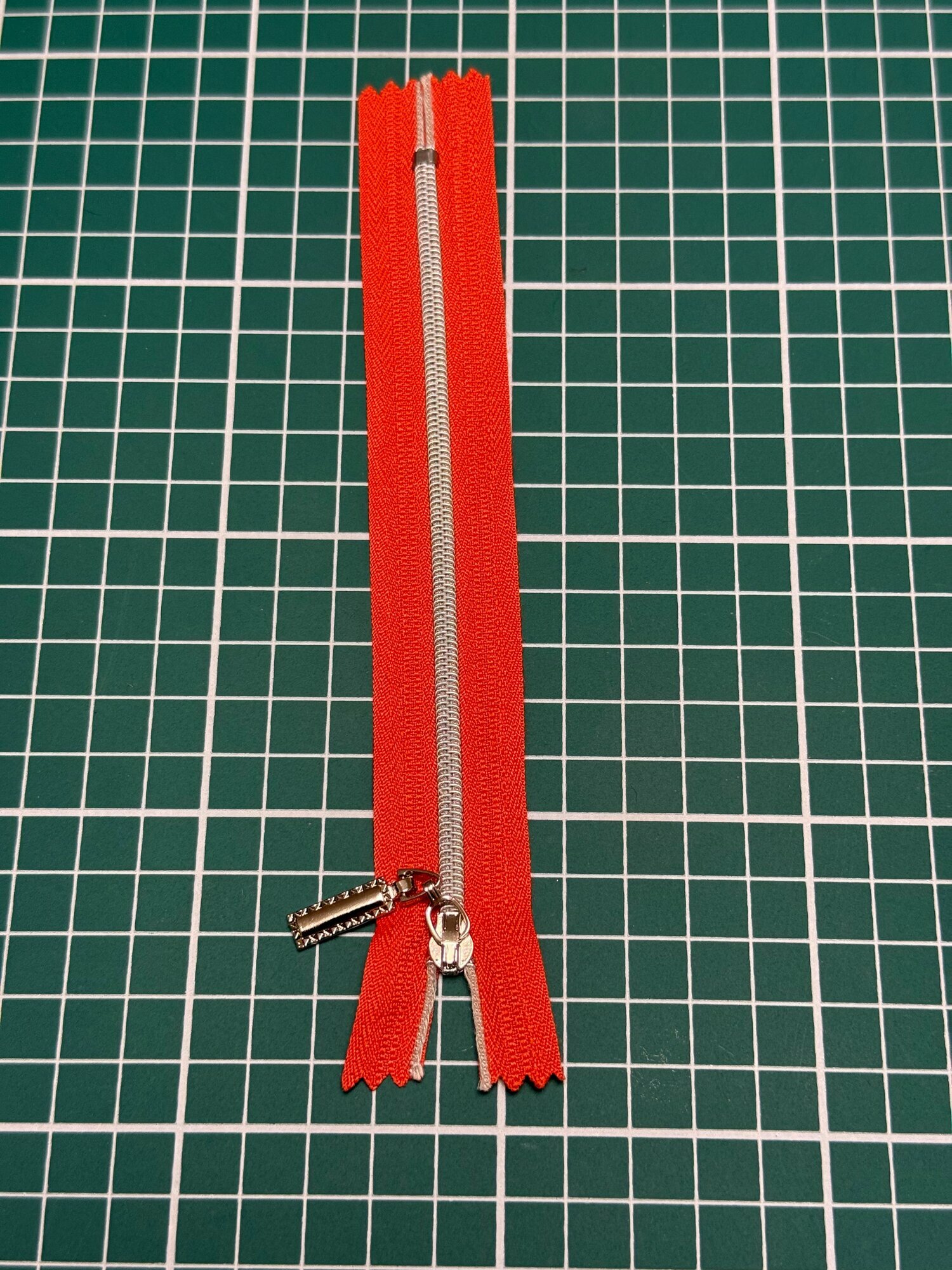 Молния Спираль , замок автомат, цвет красный, 15 см, цена за 1 штуку.