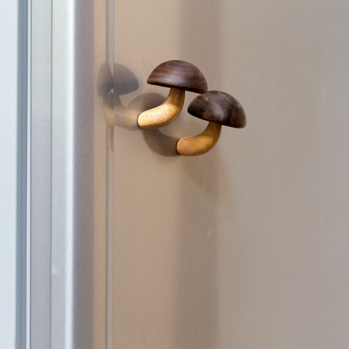 Магнит на холодильник из массива орехового дерева в форме гриба, милый декоративный магнитный стикер ручной работы, креативный деревянный декор для дома.