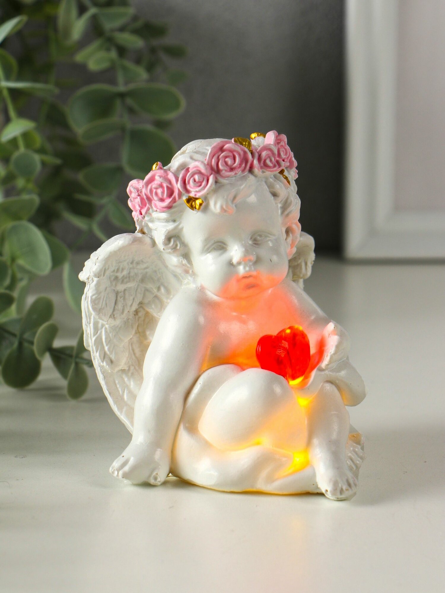 Фигурка светящаяся полистоун Ангел - воздушный поцелуй в форме сердца , белый, 6.8 6 7.3 см