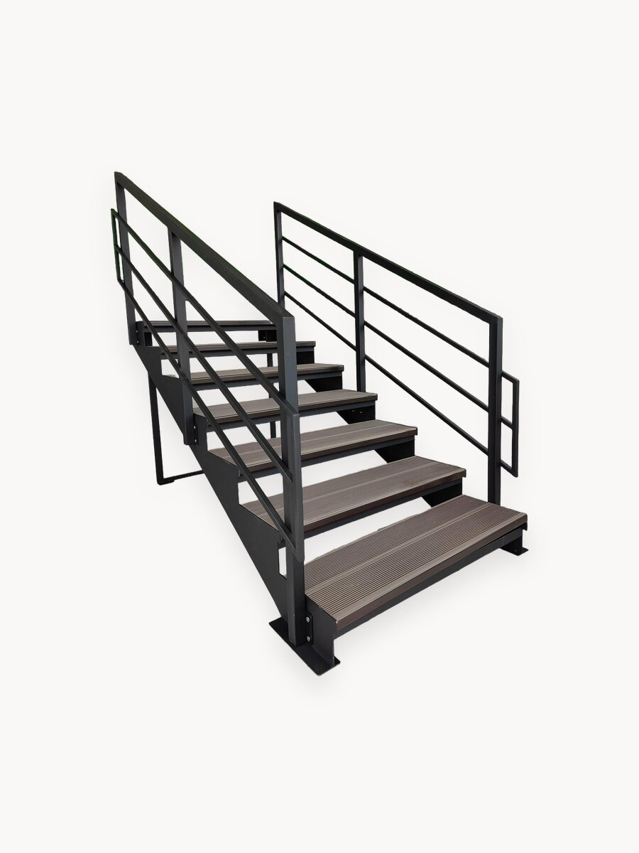 Лестница-крыльцо 8 ступеней, с ДПК, ограждения с двух сторон. Ширтна 1 м, высота 1.44м.