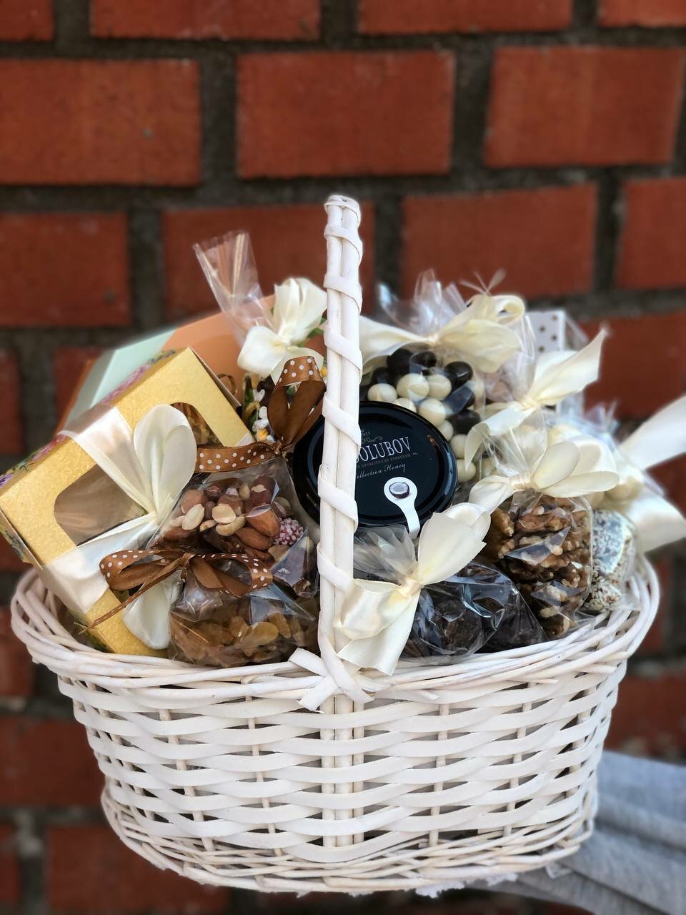 Подарочная корзина в молочном цвете с орехами, сухофруктами и сладостями