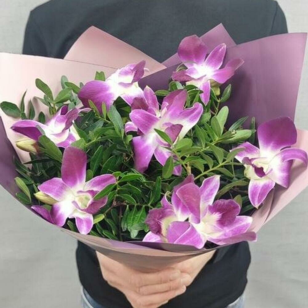 Букет " Розовая Орхидея" из 7 цветов розового Дендробиума в сочетании с зеленью фисташка