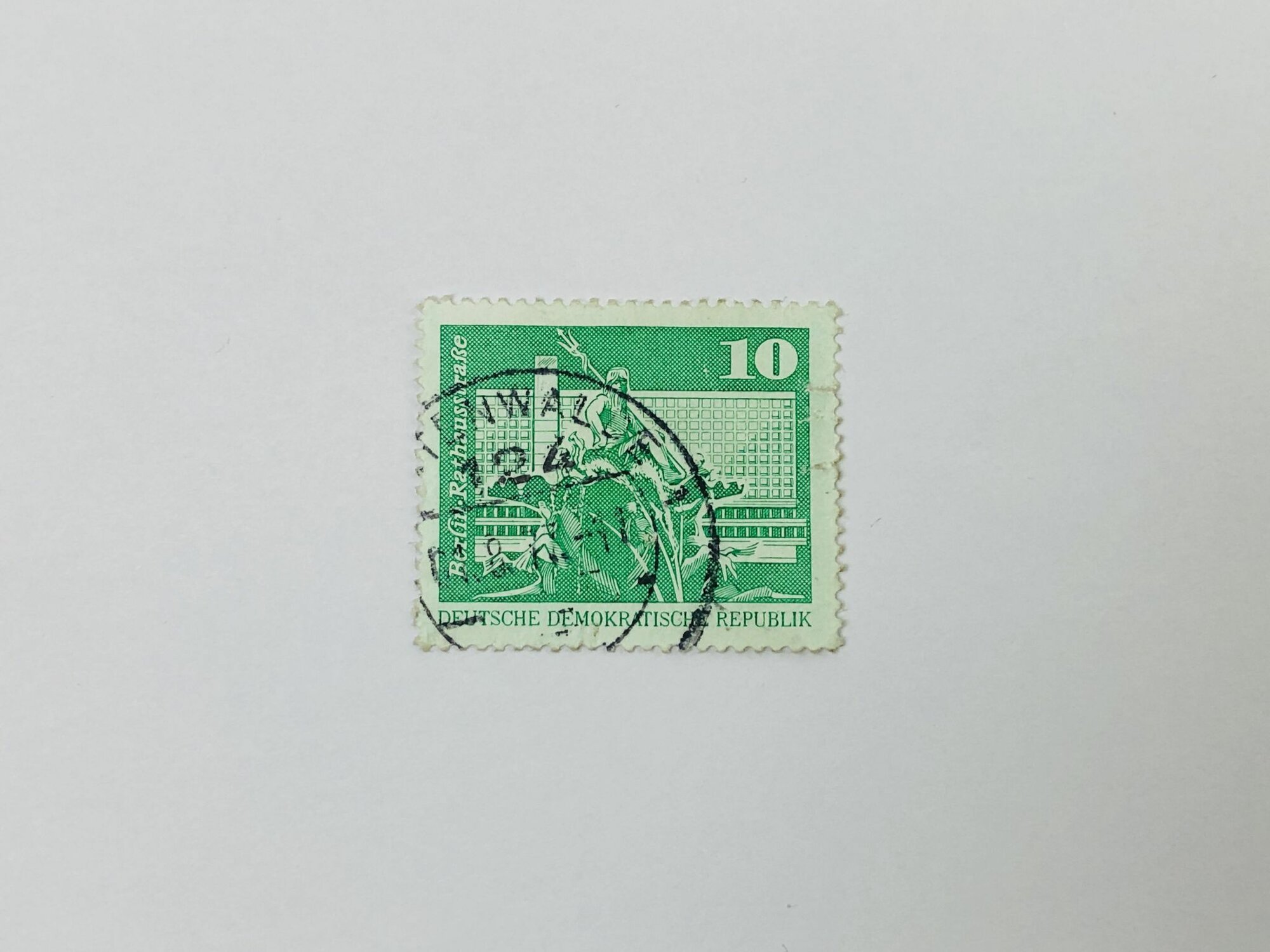 Застройка в ГДР: Фонтан Нептуна и Ратхаусштрассе, Ратушная улица, Берлин. Архитектура. Германия (ГДР). 1973. Михель: DD 1868. Гашен