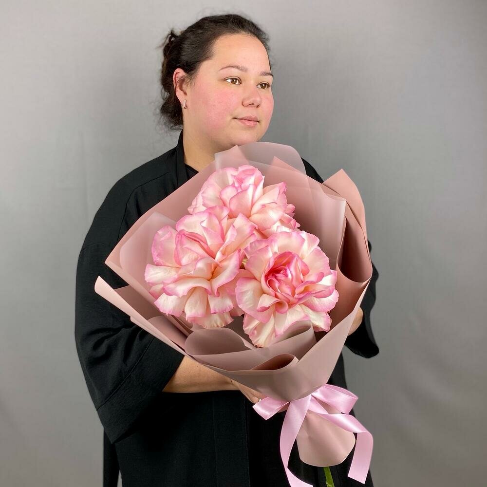 Букет комплимент с ажурными французскими розами. Монобукет 237 Milin bouquet